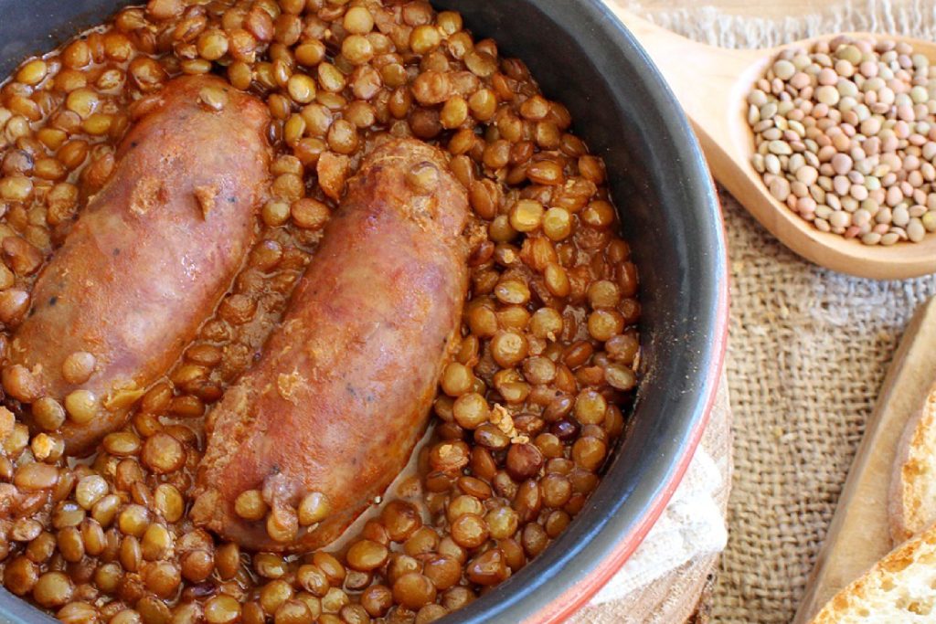 Lenticchie e salsiccia: ricetta e preparazione di un piatto ricco di ...